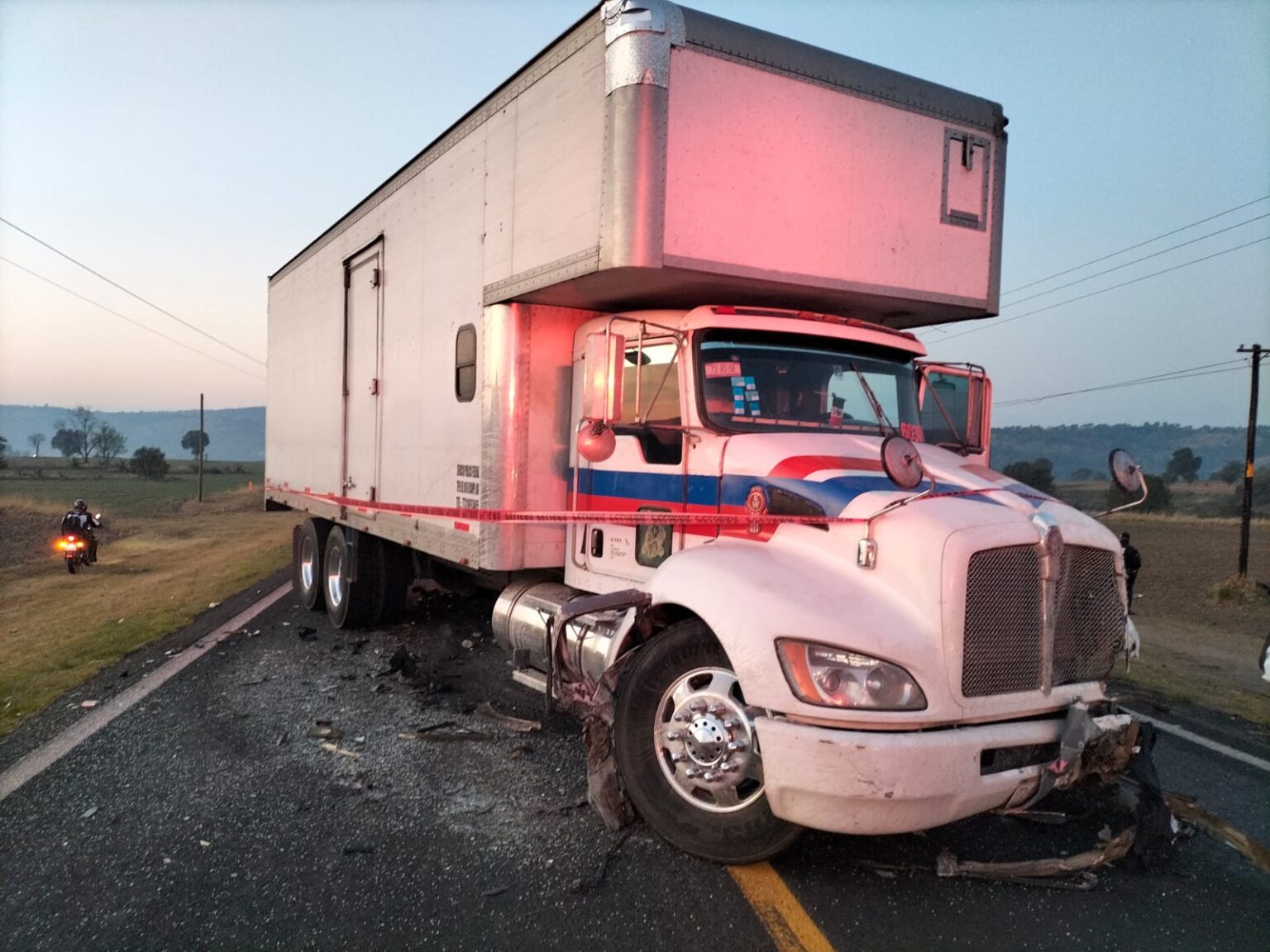 Choca Tsuru y camión en Nanacamilpa; hay un muerto.
